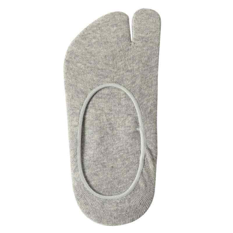 ・機能: 防臭・サイズ: フリーサイズ 39~45・主な素材: 綿・スタイル: スポーツ・性別: 男性・カラー展開: ブラック、グレー、ホワイト・股部分: 普通・筒丈: くるぶし丈・厚さ: 薄手・セット数: 3足