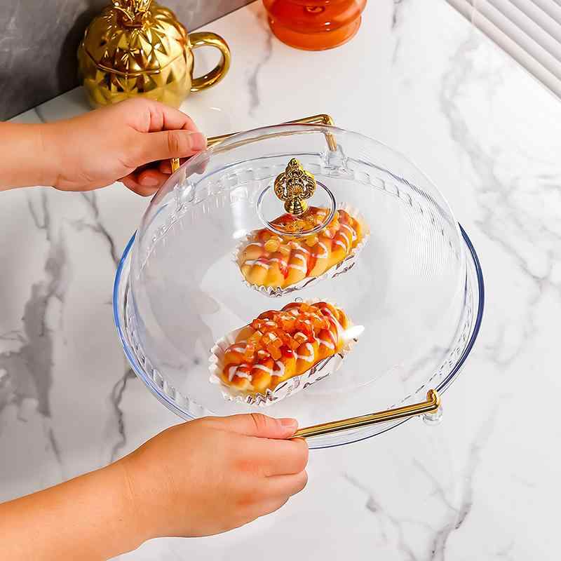 ・カテゴリ: ケーキプレート・素材: プラスチック・柄: 無地・スタイル: モダン、シンプル・形状: 円形・用途: ホテル、食事、ティータイム、コーヒータイム・カラー展開: 透明、琥珀色、スモーキーグレー（透明カバー、ゴールドリーフハンドル付き）