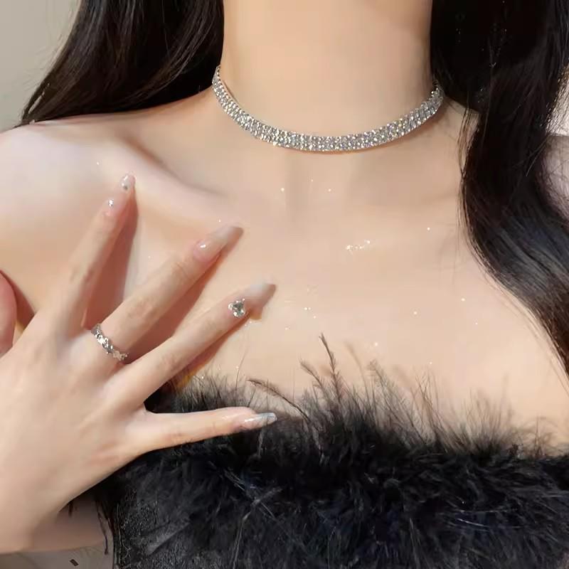 ・カテゴリ: ネックレス・対象: レディース・スタイル: 欧米風・素材: 銅・加工: ラインストーン・: 幾何学型・ペンダント素材: ラインストーン・周囲: 31cm-40cm・カラー展開: ラインストーン（2列）、ラインストーン（3列）・...