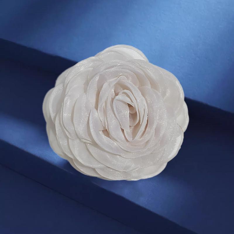 ・カテゴリ: ブローチ・素材: 布・対象: レディース・: 花（カメリア）・加工法: ハンドメイド・スタイル: フェミニン、スイート、日韓風・カラー展開: アプリコットホワイト、ピンク、ブルー、ブラック