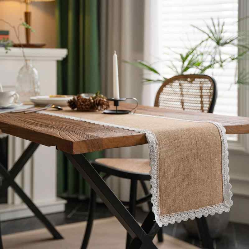・カテゴリ: テーブルランナー・スタイル: アメリカンスタイル・素材: 黄麻 60%、綿 40%・カラー展開: ジュート+白フリンジ、ジュート+麻紐レース、ジュート+白ポンポン、ジュート+緑ポンポン、ジュート+ネイビーポンポン、ジュート+ピ...