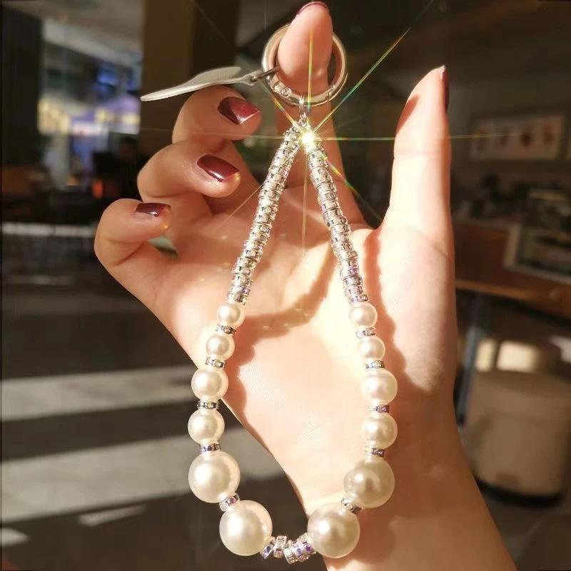 ・カテゴリ: スマホチェーン・素材: 金属・加工: 手編み・スタイル: ナチュラル、フェミニン・: ビーズ、チェーン、ラインストーン・カラー展開: カラフル、パール、ブラック、レッド