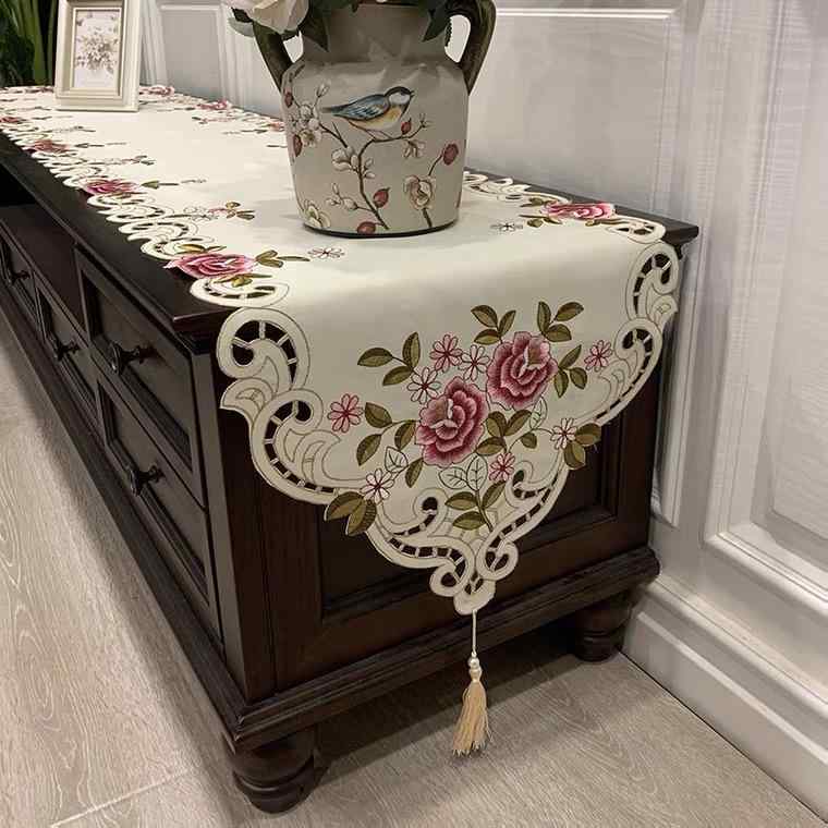・カテゴリ: テーブルランナー・スタイル: モダン、シンプル・主な素材: ポリエステル 90%・副素材: 刺繍糸 10%・柄: 花柄、草、葉・カラー: ホワイト・サイズ展開: 40cm×120cm、40cm×150cm、40cm×175cm...