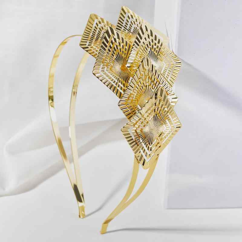 ・カテゴリ: ヘアアクセサリー・素材: 金属・加工: メッキ加工・カラー展開: ゴールド、シルバー・: リーフ・モチーフ: 植物、花・スタイル: 個性的・対象: レディース