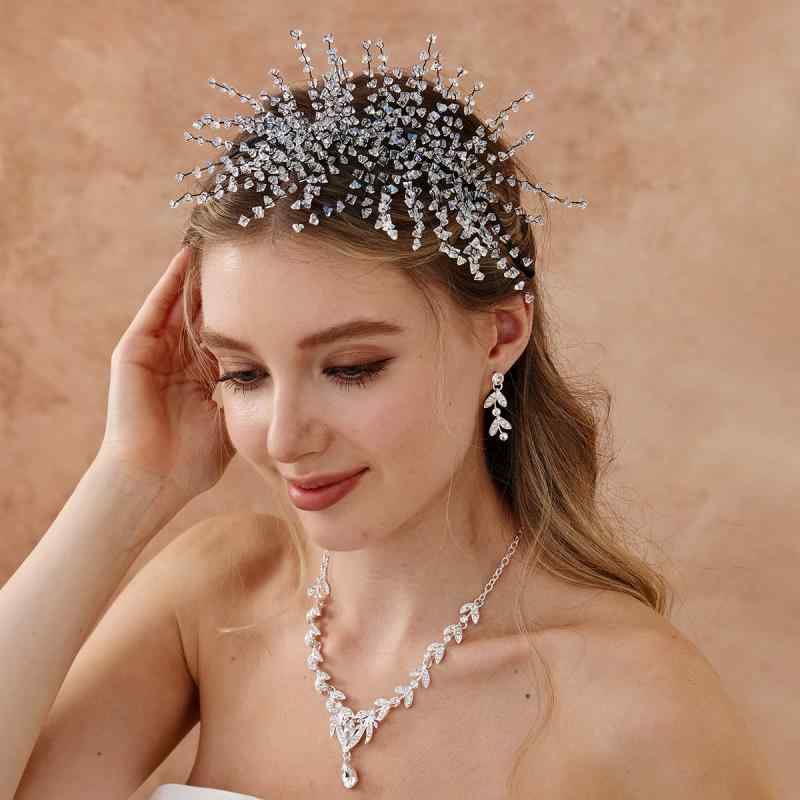 ・カテゴリ: ヘアアクセサリー、ヘッドバンド・主な素材: フェイク水晶・カラー展開: ブラック・要素: フラワー・スタイル: 個性的・製法: ハンドメイド・おすすめシーン: 結婚式、ダンスパーティー、ランウェイ、写真撮影・対象: レディース
