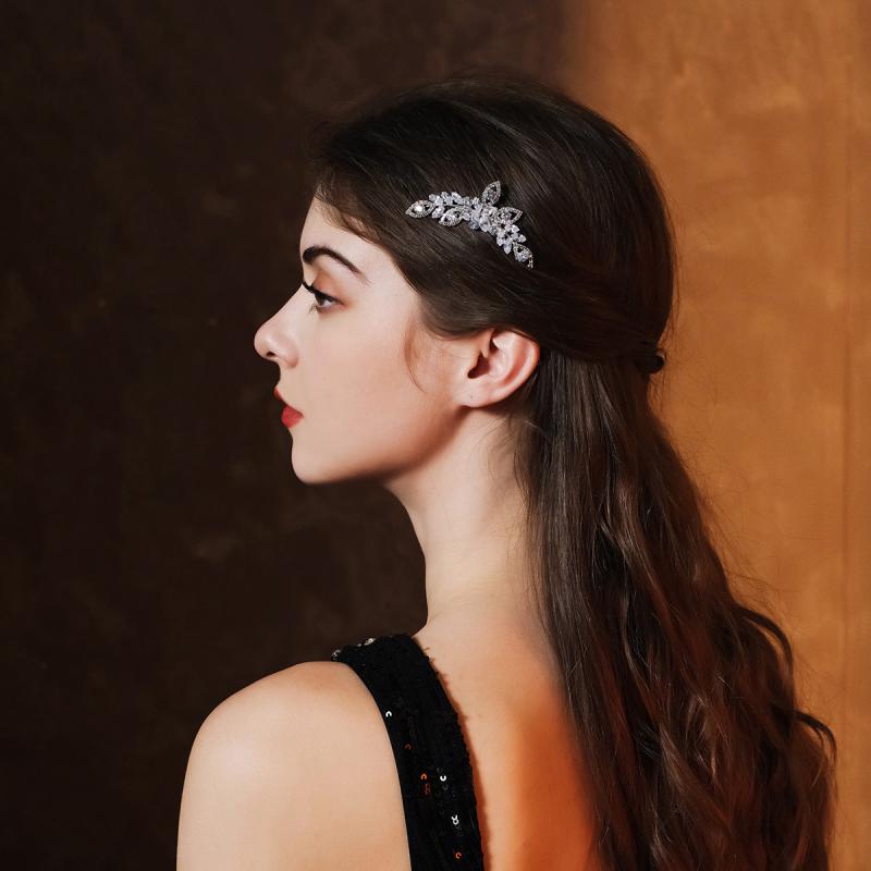 ・カテゴリ: ヘッドドレス・スタイル: 高級感・主な素材: ジルコン、白水晶・: フラワー、リーフ、バタフライ・加工: ハンドメイド・カラー展開: シルバー、ゴールド