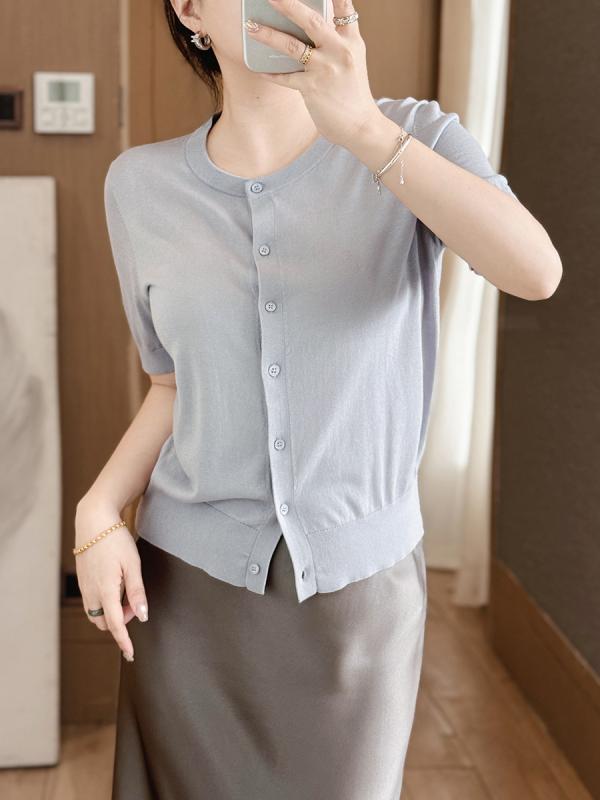 ・カテゴリ: セーター・スタイル: カジュアル、エレガント・主な素材: テンセル、・素材含有率: テンセル 50%〜70%・柄: 無地・厚さ: 標準・ネックライン: クルーネック・袖丈: 三分袖・: 16ゲージ、リブ編み、ボタン・着丈: 5...