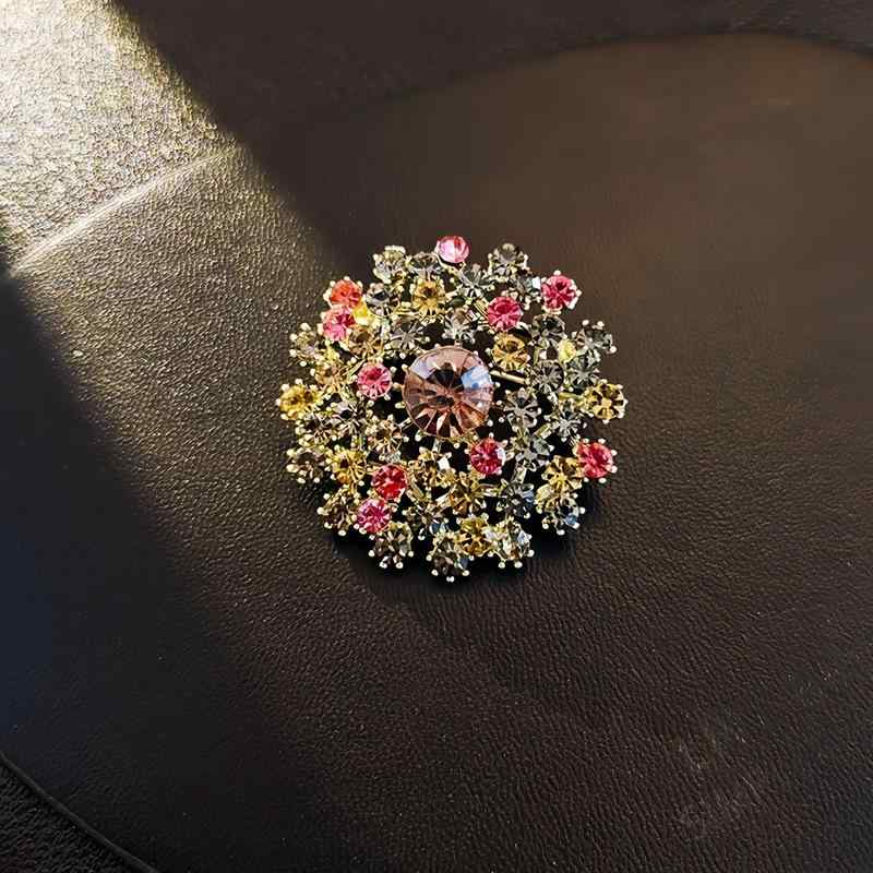 ・カテゴリ: ブローチ・素材: 亜鉛合金・: サークル、花柄、幾何学模様・装飾: ラインストーン・スタイル: レトロ・対象: レディース・カラー: 蒲公英・機能: 装飾、固定用、ギフト、ウエスト調整、チラ見え防止
