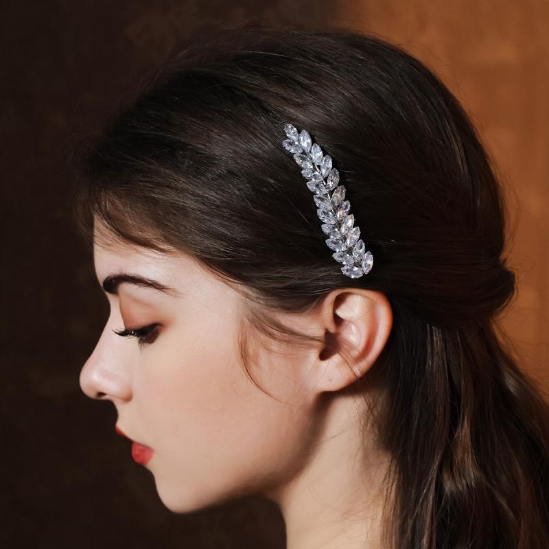 ・カテゴリ: ヘアアクセサリー・素材: ジルコニア・加工: 象嵌・ヘアクリップの種類: ダッカールクリップ・カラー展開: シルバー・要素: 麦の穂、葉、植物・スタイル: ガーリー、清楚・利用シーン: 日常、結婚式、誕生日、パーティー・対象:...