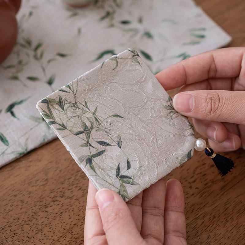 ・カテゴリ: 茶道アクセサリー・素材: 布・スタイル: モダンチャイニーズ・カラー展開: 織錦コースター（芷歆四方）