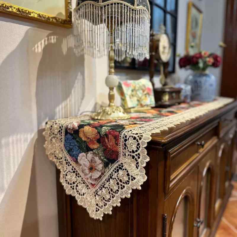・カテゴリ: テーブルランナー・スタイル: アメリカンスタイル・素材: 綿（30%-40%）・カラー展開: 百花斉放（ダーク）、百花斉放（ライト）、ブルー（油彩画風）、ブラック（油彩画風）、マルチカラー（油彩画風）・サイズ展開: 38×18...