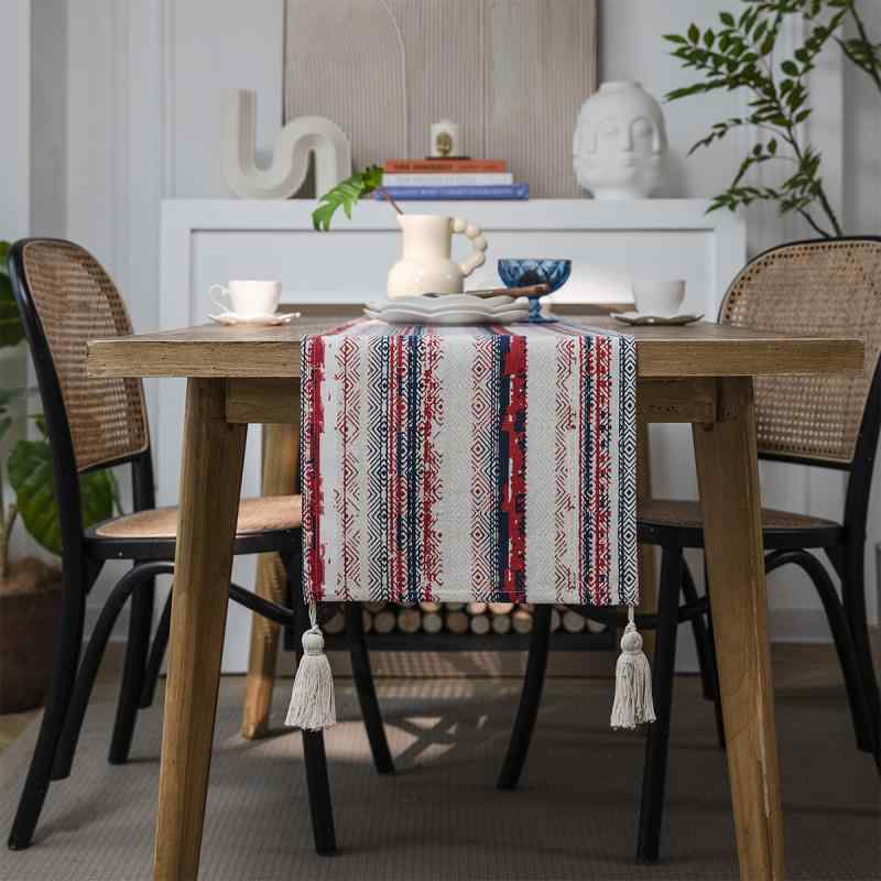 ・カテゴリ: テーブルランナー・素材: ポリエステル70%、綿30%・スタイル: シンプル、モダン・柄: ストライプ、花柄、幾何学模様・カラー展開: グリーンパインコーン、カメリア、オーキッド、グリーンダイアモンド、ホワイトマーブル、ブラッ...