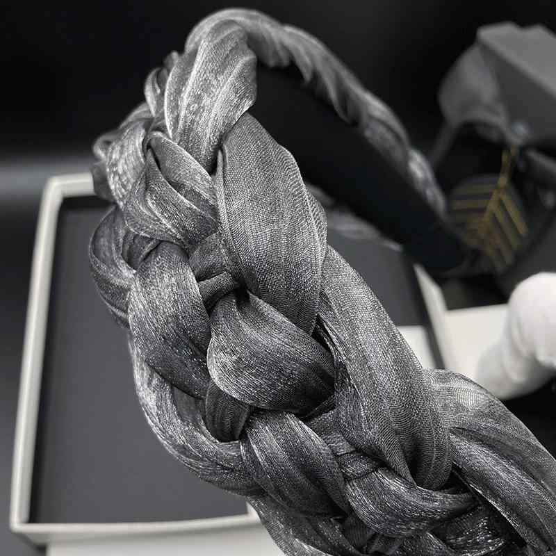 ・カテゴリ: ヘアアクセサリー・スタイル: きれいめスタイル、通勤スタイル・主な素材: チュール・加工: 手作業・カラー展開: グレー系、ブラウン系・対象: レディース