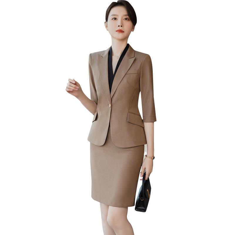 ・主な素材: ポリエステル、レーヨン・素材比率: ポリエステル 80%〜90%、レーヨン 30%以下・スタイル: エレガント、通勤・スカート丈: ショート丈・袖の種類: レギュラースリーブ・袖丈: 5分袖・カラー展開: グレー、ピンク、ブル...