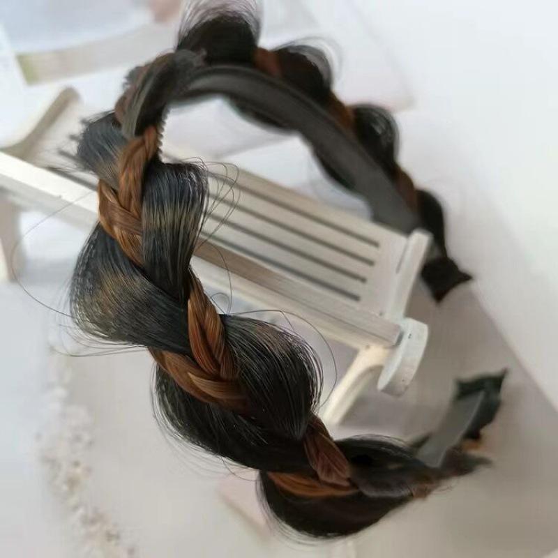 ・カテゴリ: ウィッグ・スタイル: ナチュラル・素材: 高温耐熱ファイバー・ヘアスタイル: 前髪・長さ: ショート・効果: トップのボリュームアップ・仕様: ひょうたん型カチューシャ三つ編み、フィッシュボーン編みカチューシャ・カラー展開: ...
