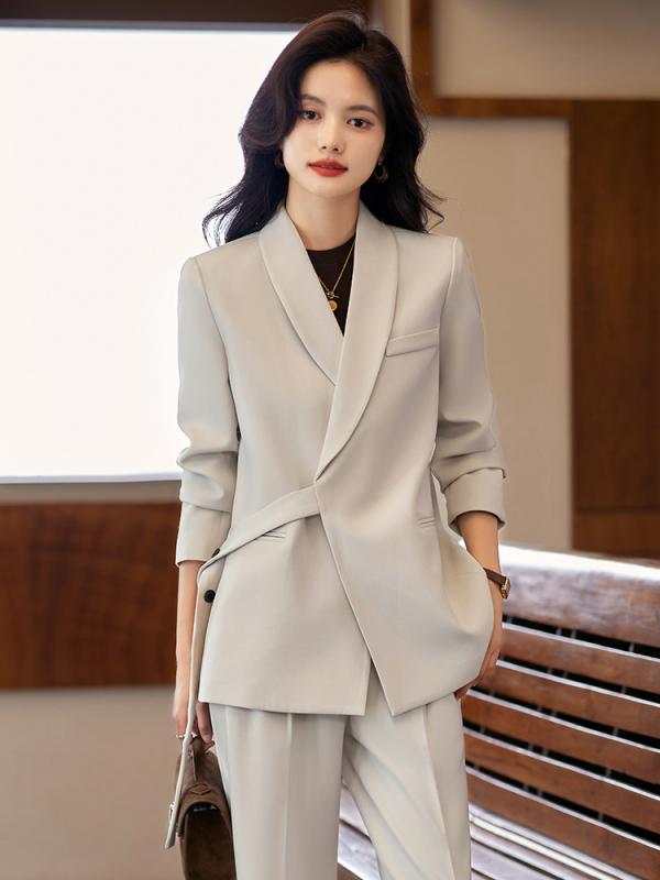 ・主な素材: ポリエステル (90% - 95%)・カラー展開: ブラックジャケット、オフホワイトジャケット、プラムジャケット、ブラックジャケット・パンツセット、オフホワイトジャケット・パンツセット、プラムジャケット・パンツセット・サイズ展...