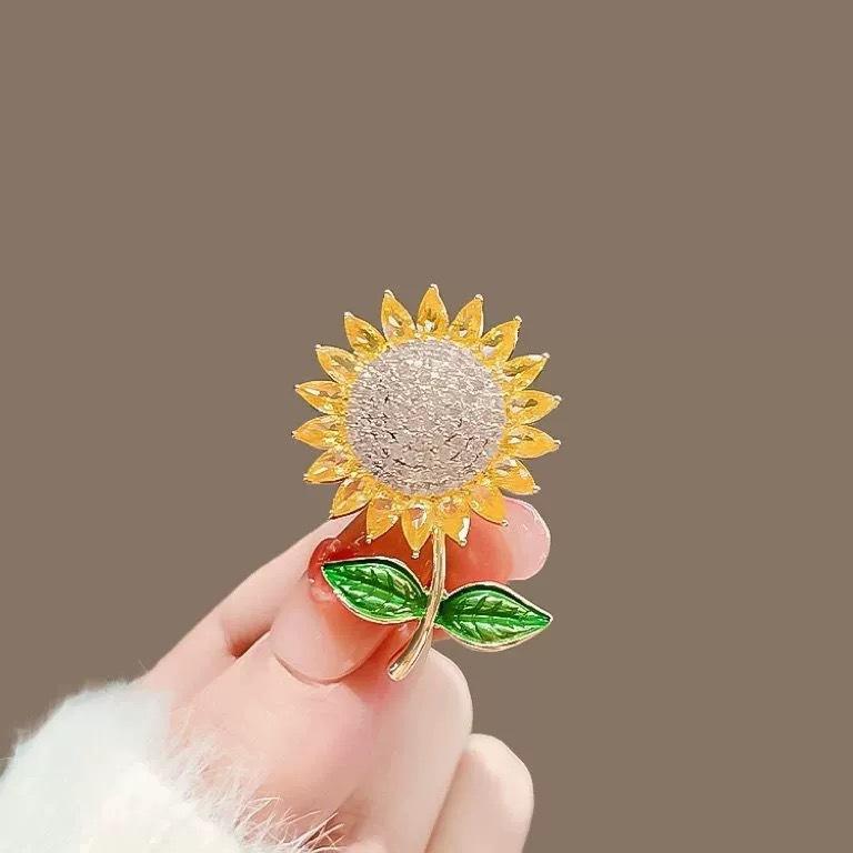 ・種類: ブローチ・素材: 亜鉛合金・: 向日葵・加工: メッキ加工・カラー: 向日葵（ラインストーン付き）・スタイル: シンプル、ファッション、通勤・機能: 装飾、ギフト、ウエスト調整、固定、チラ見え防止・対象: 男女兼用
