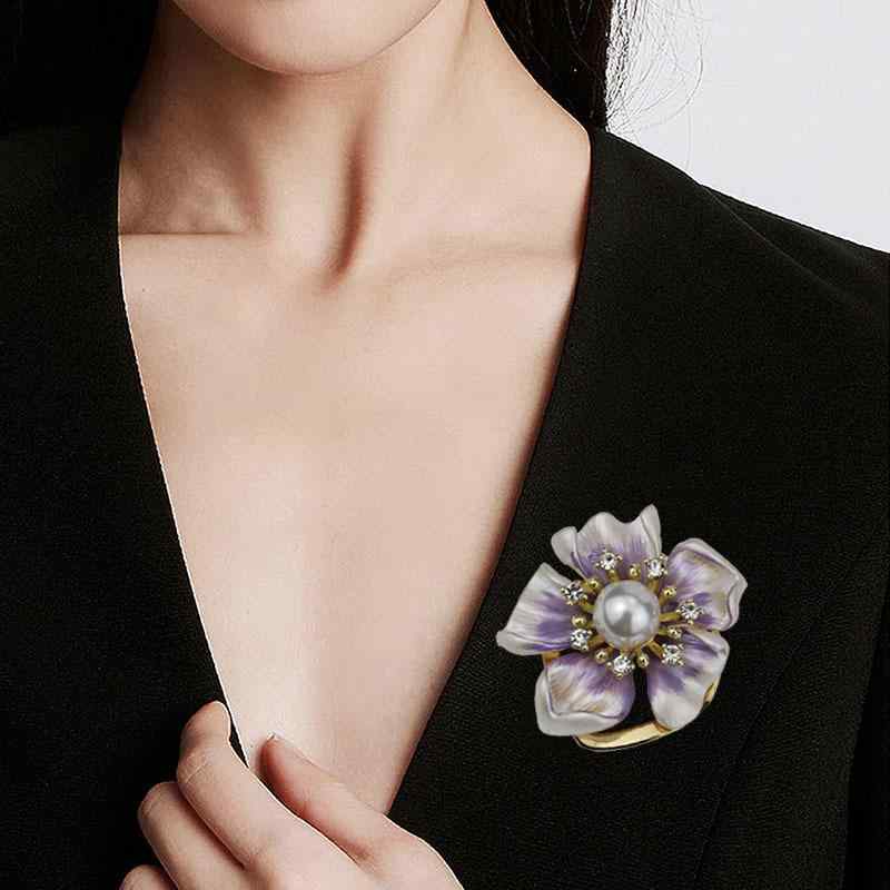 ・カテゴリ: ブローチ・素材: 合金・加工: メッキ・モチーフ: 花、植物・要素: 花びら・カラー展開: パープル、ブルー・スタイル: フェミニン、スウィート・対象: レディース・機能: 装飾、多機能、調節、固定