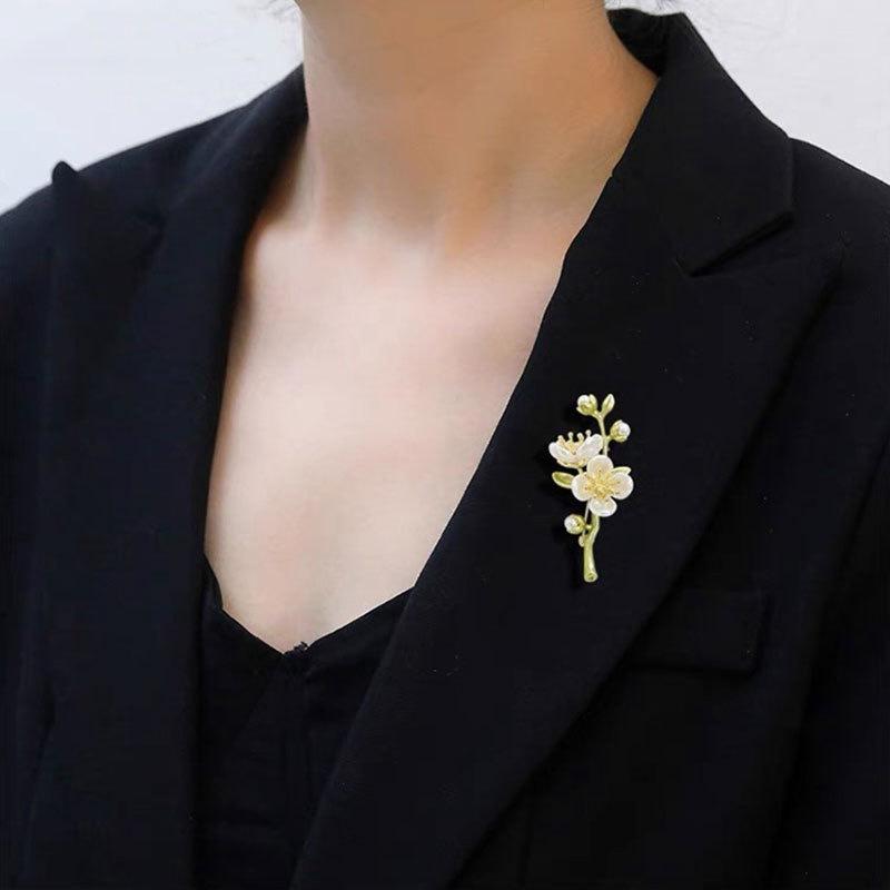 ・カテゴリ: ブローチ・素材: 亜鉛合金・モチーフ: 花、植物・加工: エナメル彩色・カラー: ジャスミン・機能: 2WAY・スタイル: レトロ、ヴィンテージ、文芸・対象: ユニセックス