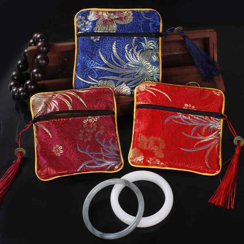 ・素材: 布・サイズ: 11×11cm・仕様: ファスナー式・用途: アクセサリー収納・カラー展開: レッド（大花柄）、グリーン（大花柄）、ブラック（大花柄）、オレンジ（大花柄）、コーヒー（大花柄）、ブルー（大花柄）、ワインレッド（大花柄）...