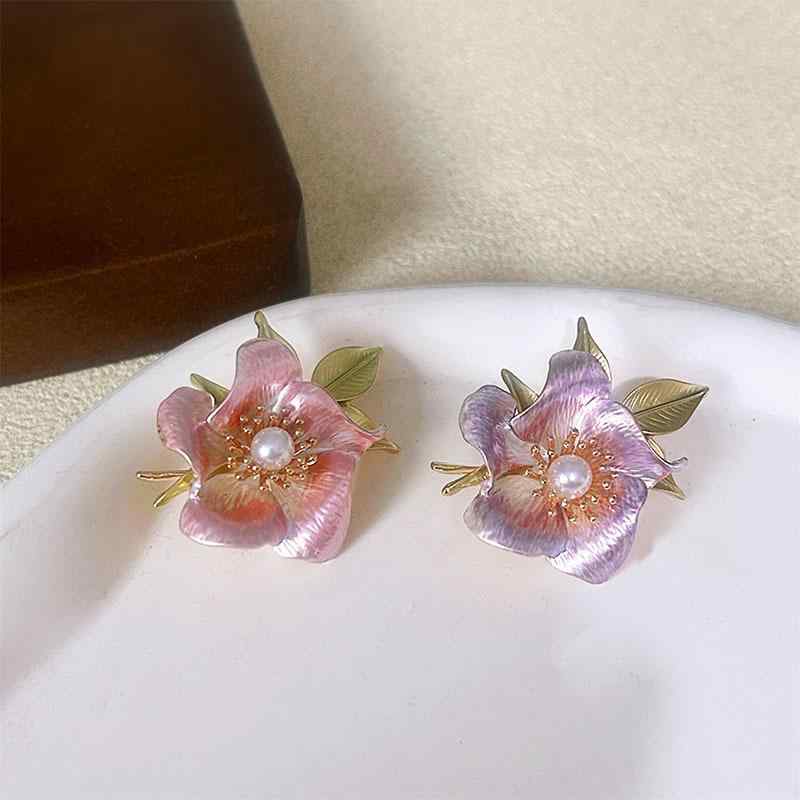 ・素材: 亜鉛合金・: 花、葉、山茶花・加工: メッキ・カラー展開: ピンク、パープル・機能: 装飾、結婚式、ウエスト調節、ギフト、チラ見え防止、固定・スタイル: スウィート、フレッシュスウィート・対象: レディース・種類: ブローチ