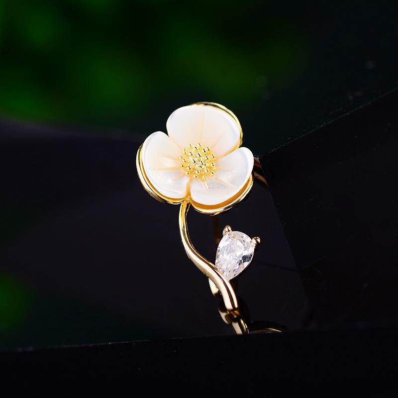 ・カテゴリ: ブローチ・素材: 銅・: 花柄...加工: メッキ・カラー: ゴールド・モチーフ: カメリア、植物・対象: レディース・用途: 記念品、装飾、ギフト・テイスト: フェミニン