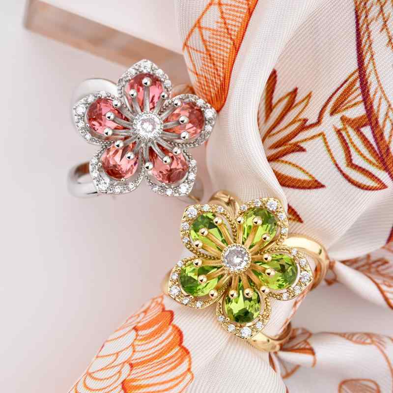 ・カテゴリ: スカーフ用アクセサリー・素材: 銅・カラー展開: プラチナピンク、ゴールドグリーン・装飾素材: K9クリスタル
