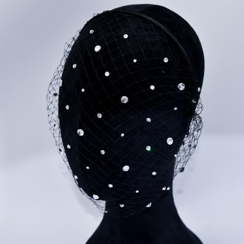 ・カテゴリ: ヘアアクセサリー・スタイル: 個性派・主な素材: ラインストーン・加工: ハンドメイド・: サークル、幾何学・対象: レディース・カラー展開: ホワイト、ブラック