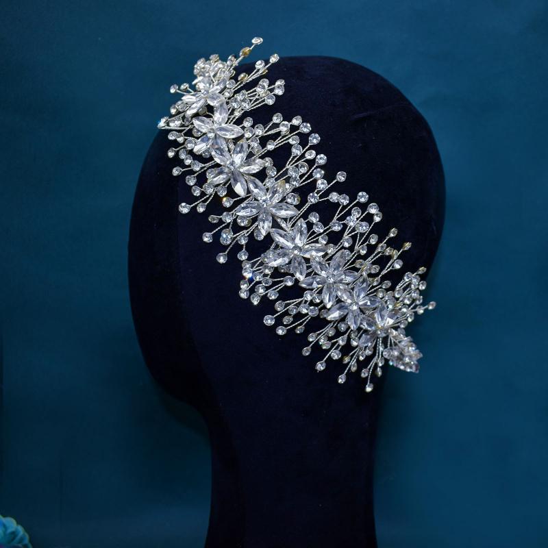 ・カテゴリ: ヘッドドレス・スタイル: ・主な素材: ラインストーン、合金・: 花、蝶・カラー展開: シルバー、ゴールド・対象: レディース・特徴: ハンドメイド、柔軟・曲げ調整可能