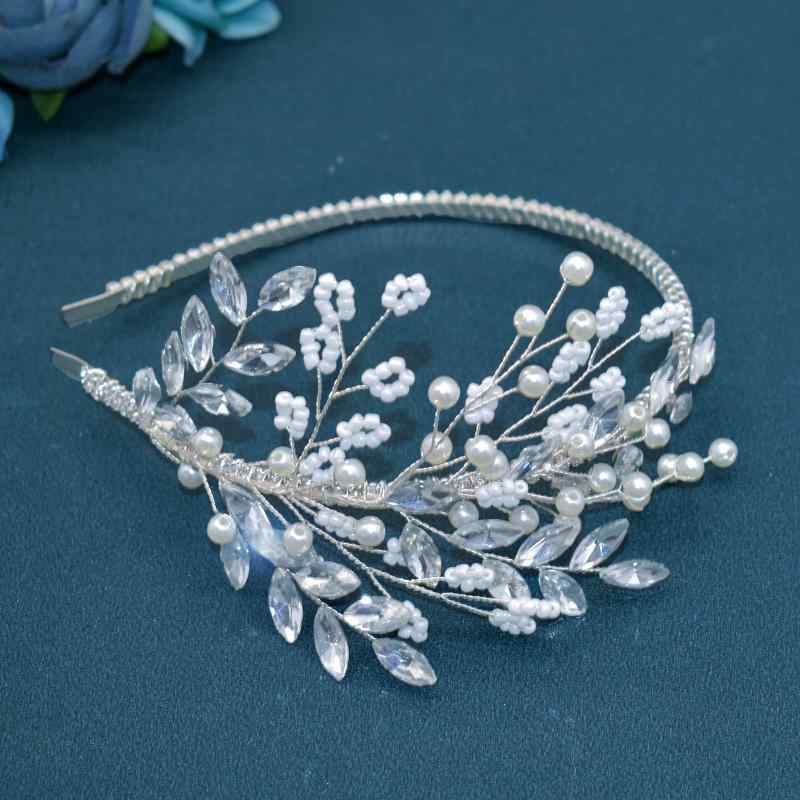 ・カテゴリ: ヘッドドレス・素材: ラインストーン・加工方法: ハンドメイド・カラー展開: シルバー・: 、幾何学、サークル、ライン・対象: レディース・特徴: 柔軟なワイヤー仕様、ラインストーン装飾、ブライダル・ウェディング向け