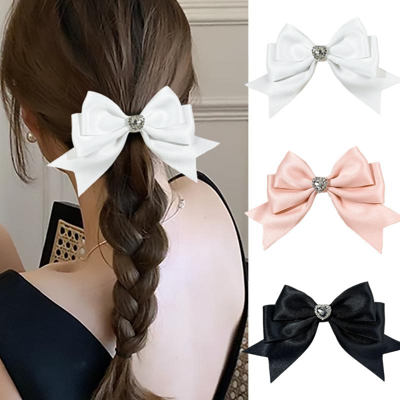 ・カテゴリ: ヘアアクセサリー・スタイル: 韓国スタイル・素材: リボン・: リボンヘアクリップ・加工: ハンドメイド・ヘアクリップの種類: ダッカールクリップ・カラー展開: ブラック、ピンク、ホワイト・流行要素: リボン、ハート・スタイル...