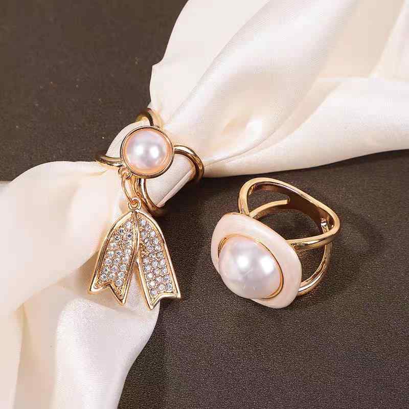 ・素材: 合金・スタイル: シンプル、レディース・: リーフ、フェイス・加工: メッキ加工・装飾素材: ラインストーン・流行要素: メタル、フリンジ・カラー展開: ゴールド、シルバー・サイズ展開: 内径1.8cm、内径2.1cm