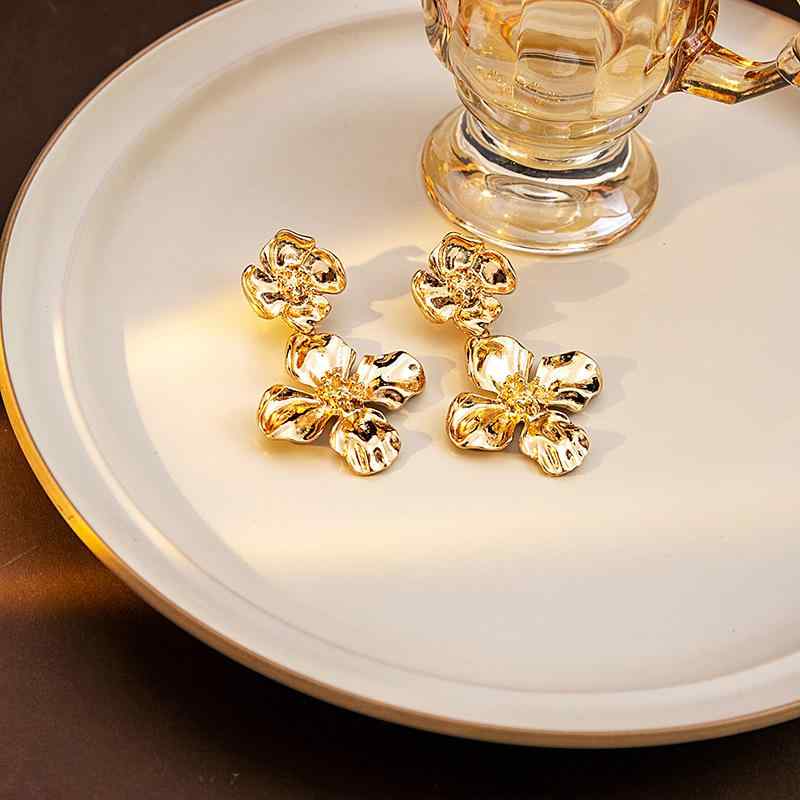・カテゴリ: 耳飾り・素材: 合金・形状: 花・加工工程: 電気メッキ・スタイル: 個性的・ポスト素材: ステンレス・対象: レディース