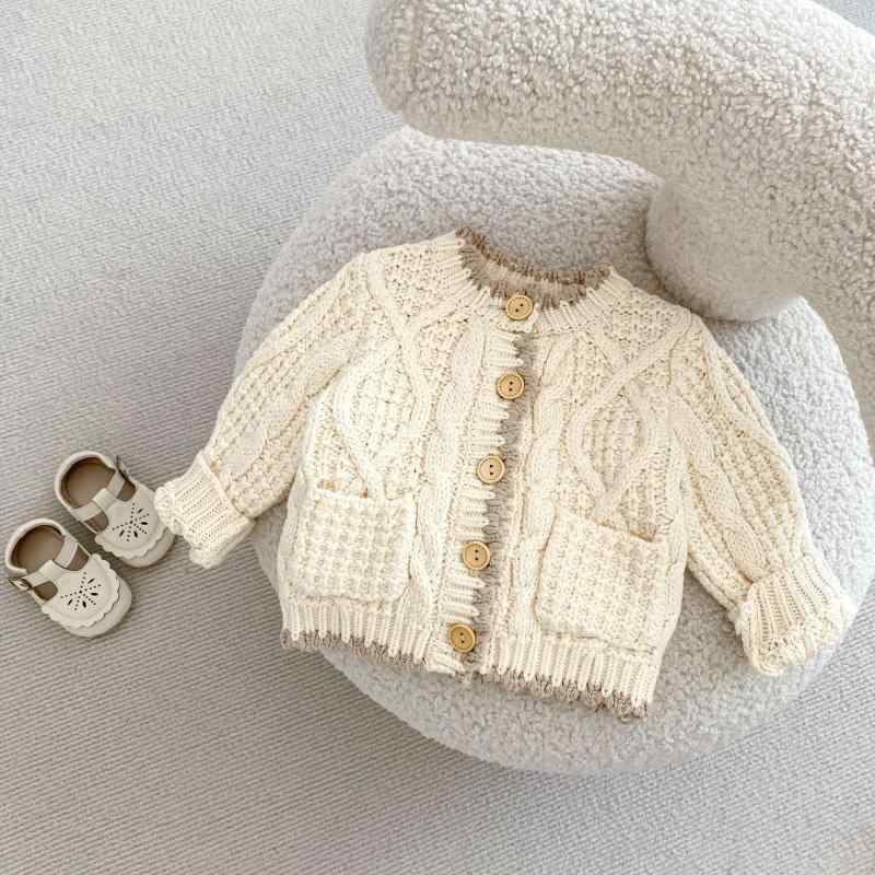 ・カテゴリ: ニットカーディガン・対象: 女の子・対象年齢: 1〜3歳・スタイル: カジュアル・素材: 綿95%・ネックライン: クルーネック・袖丈: 長袖・柄: 無地・厚さ: 普通・毛糸の太さ: 普通・カラー: アプリコットホワイト・サイ...