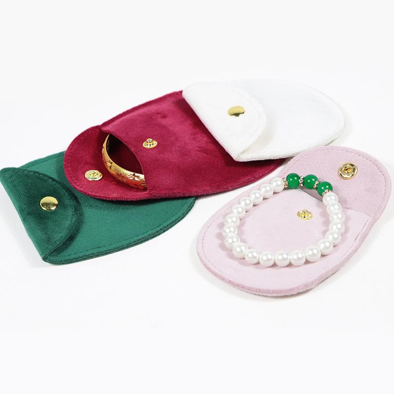 ・素材: ベルベット、布・仕様: ゴールドスナップボタン、楕円底・用途: ジュエリー収納、展示、ギフト・カラー展開: レッド、ダークグレー、ピンク、オフホワイト、ダークグリーン、ピーコックブルー・サイズ展開: 8×8.3cm、9×10cm