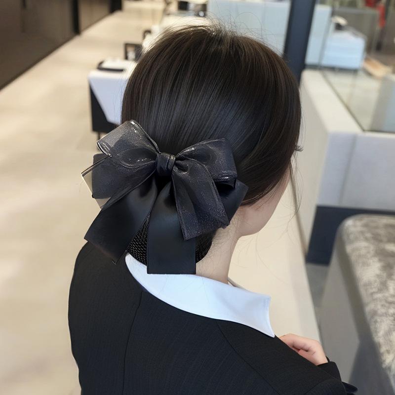 ・カテゴリ: ヘアアクセサリー・タイプ: バレッタ・素材: 布・: リボン・スタイル: フェミニン、ガーリー・カラー展開: ピンク、ブラック、グレー、ワインレッド、ブルー、シャンパン