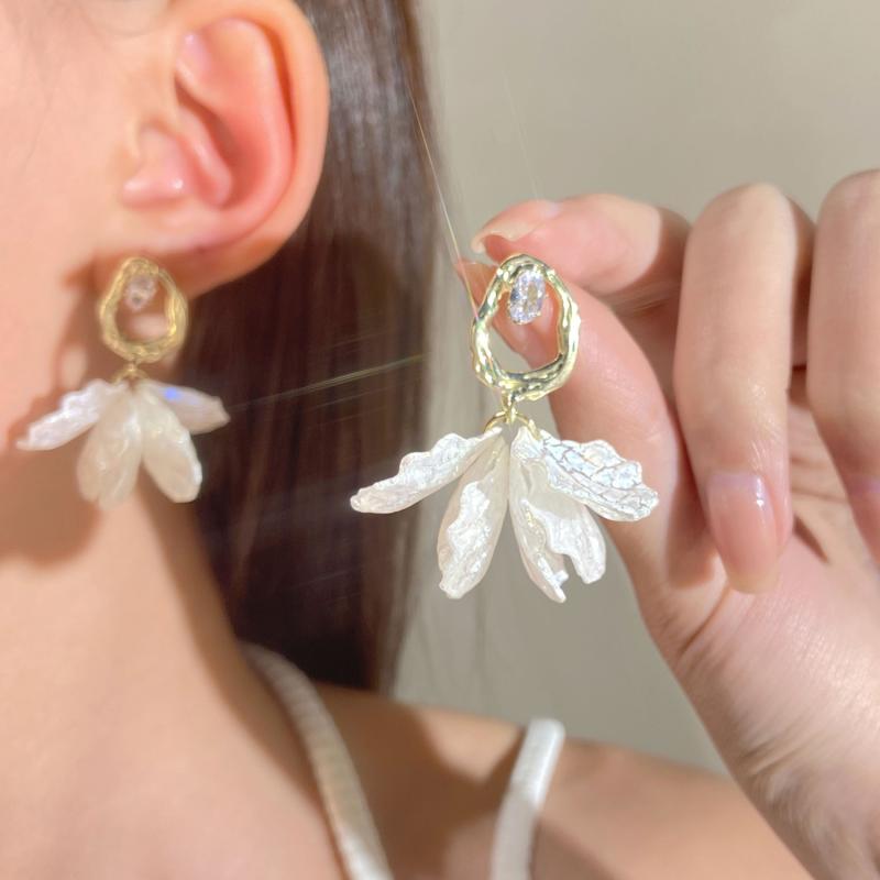 ・カテゴリ: 耳飾り・スタイル: 個性的、韓国・: 花、幾何学模様、花びら、植物・加工: ラインストーン埋め込み・カラー展開: ホワイトゴールド、KCゴールド・対象: レディース