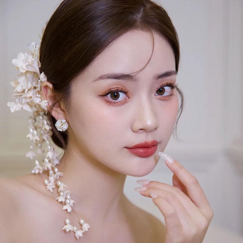 ・カテゴリ: ヘアアクセサリー・スタイル: フェミニン・ガーリー・素材: 布・加工: 手作業・ヘアクリップ分類: サイドクリップ・要素: 花・テーマ: 植物・花・カラー展開: フラワー、ホワイト