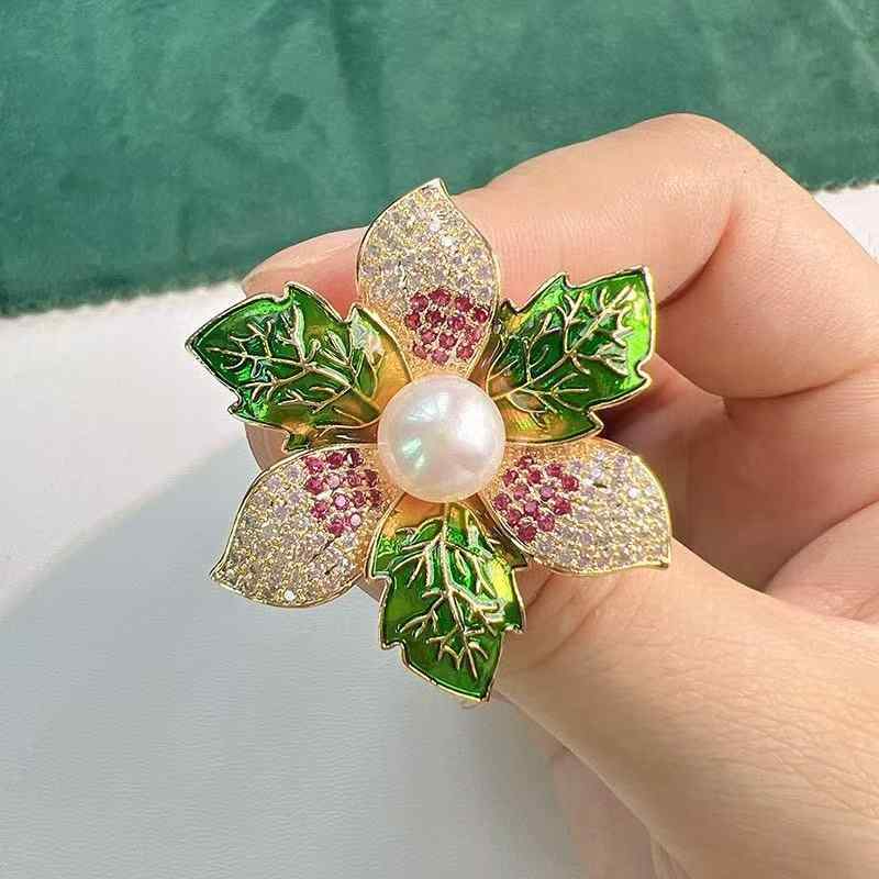・カテゴリ: ブローチ・素材: 合金・形状: 花柄・加工: エポキシ樹脂加工・カラー展開: カラフル・要素: 百合、バラ、ツバキ、花びら・スタイル: ラグジュアリー、コンテンポラリー・対象: レディース・機能: 装飾