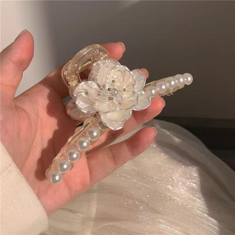 ・カテゴリ: ヘアアクセサリー・タイプ: バンスクリップ・素材: プラスチック、樹脂・加工: ハンドメイド・カラー: カメリアパール・要素: パール、フラワー・スタイル: フェミニン、韓国・対象: レディース・モチーフ: 植物、花