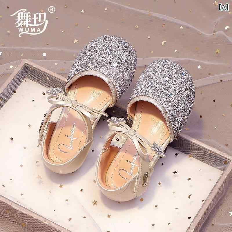 ・カテゴリ: サンダル・スタイル: プリンセス・対象: 女の子・対象年齢: 4歳〜12歳・アッパー素材: マイクロファイバー・靴底素材: PVC・柄: 無地・要素: スパンコール・着脱方法: 面ファスナー・カラー展開: アイボリー、シルバー...
