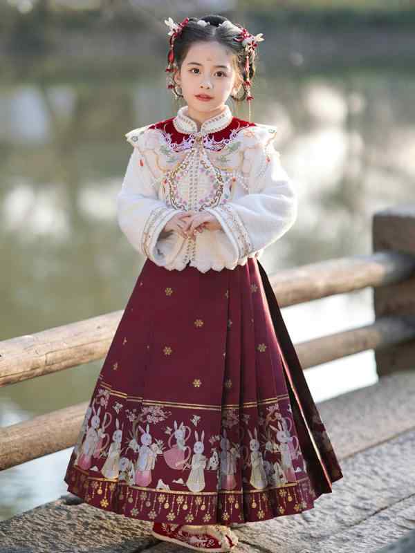 ・柄: 無地・カテゴリ: 唐装、キッズチャイナドレス、民族衣装・要素: セットアップ、プリンセス、トレンド・性別: キッズ（女の子）・素材: ポリエステル95%・スタイル: チャイナ風・厚さ: 普通・カラー展開: レッド（雲肩付き2点セット...