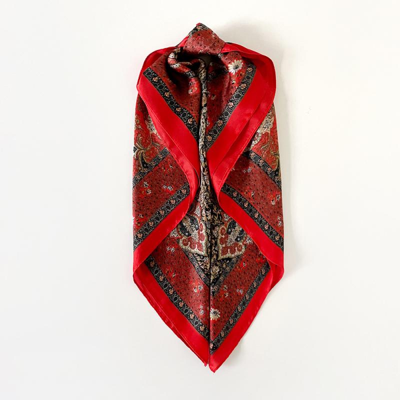 ・カラー展開: レッド、ホワイト、ブラック、グリーン・サイズ: 70*70cm・織り方: 平織り・スタイル: スクエアスカーフ・テイスト: ファッションOL、シンプル、欧米風、ラグジュアリー、、ファッション通勤・素材: サテン・加工: プリ...