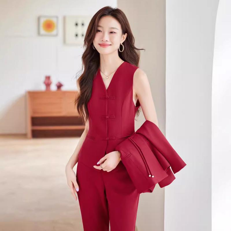 ・カテゴリ: ベスト、ジレ・スタイル: セットアップ、通勤・着丈: 約50-65cm・ネックライン: ノーカラー・柄: 無地・要素: ボタン・主な素材: ポリエステル、ポリウレタン・素材含有率: 約90-95%・カラー展開: レッド、アプリ...