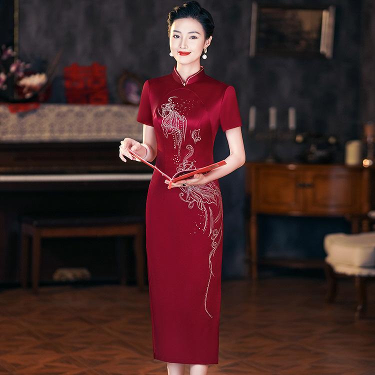 ・素材: 醋酸繊維70-80%・丈: ロング・襟型: 立襟・袖丈: 三分袖・スリット: 低め・カラー展開: ワインレッド・サイズ展開: M,L,XL,2XL,3XL,4XL・スタイル: レトロ、ヴィンテージ・対象: レディース