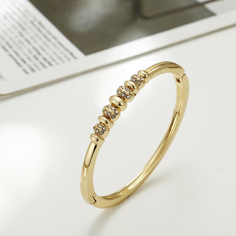 ・カテゴリ: 手飾り・素材: 亜鉛合金・加工: メッキ・カラー展開: ゴールド、スチールカラー・スタイル: 個性的