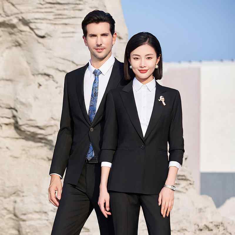 ・スタイル: ビジネスフォーマル・主な素材: 化学繊維混紡（ビスコース 33.9%）・着用シーン: 通勤、ビジネス・ベント: センターベント・フィット感: スリムフィット・生地の厚さ: 普通・詳細: ボタン装飾・カラー展開: ネイビー、ブラ...