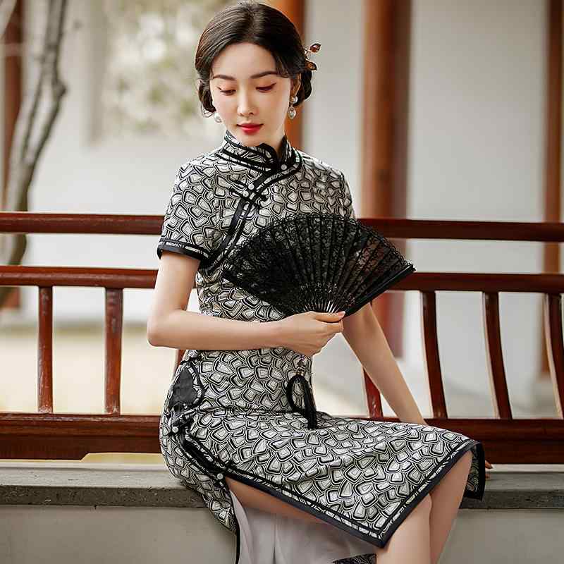 ・素材: 桑蚕丝95%、蚕丝95%・着丈: 中丈・ネックライン: 立襟・襟の形状: 斜め襟・袖丈: 三分袖・スリット: 低め・流行要素: ファスナー・カラー展開: JYJ-123・サイズ展開: M、L、XL、XXL、XXXL、XXXXL・種...