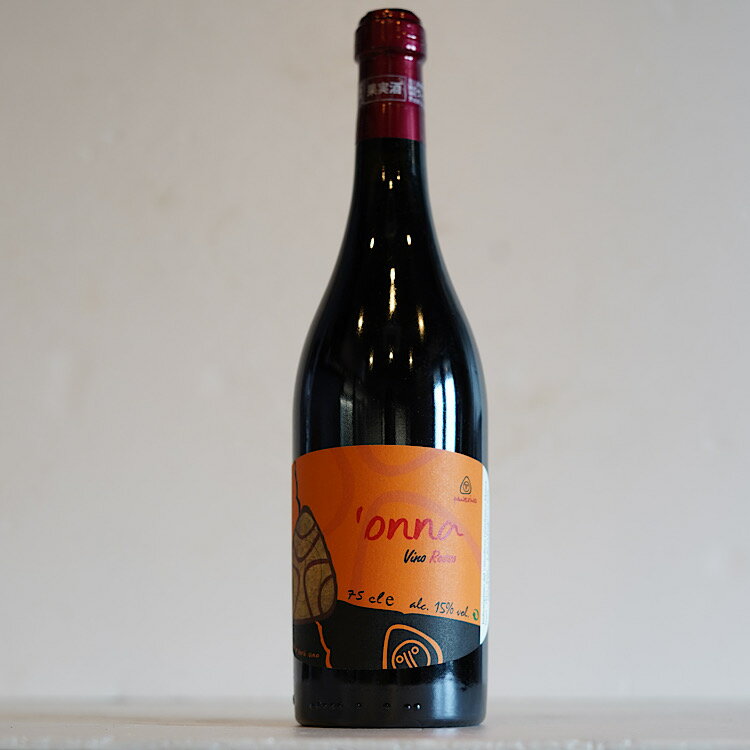 newitem202408_05現当主ジャンフランコ マンカは、代々受け継がれてきた畑でのブドウ栽培を1986年から彼自身で手がけ始め、1994年からは公式にワイナリーとしての活動を始める。標高450mから700mまで、土壌も火山岩質から粘...