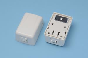 [特 長] ・ 心線をワイヤーキャップに挿入、切断し、ジャックに取り付けるだけの超簡単施工です。 ・ CAT6に対応しています。 ・ ジャック部の前面に自動開閉のシャッタを持つ、防鹿構造です。 ・ 成端専用工具は不要です。